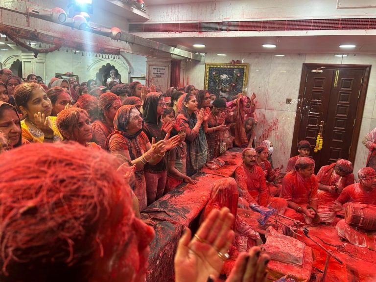 Indian community celebrates Holi at Shrinathji Temple in Bur Dubai - DD ...