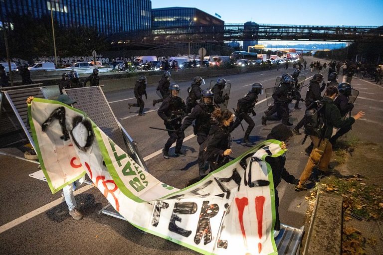 'Block Everything' protests sweep across France, scores arrested - DD India
