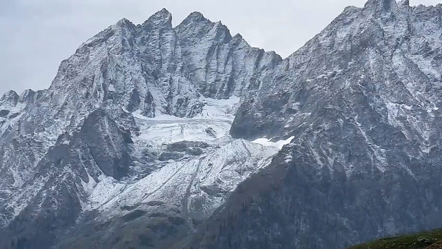 J&K: Sonmarg receives season's first snowfall - DD India