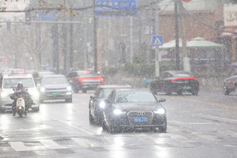 Wave of low temperature brings rare snowfall to Shanghai - DD India