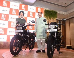 Hero MotoCorp launches flex-fuel motorcycles; Gadkari, Puri pitch ...