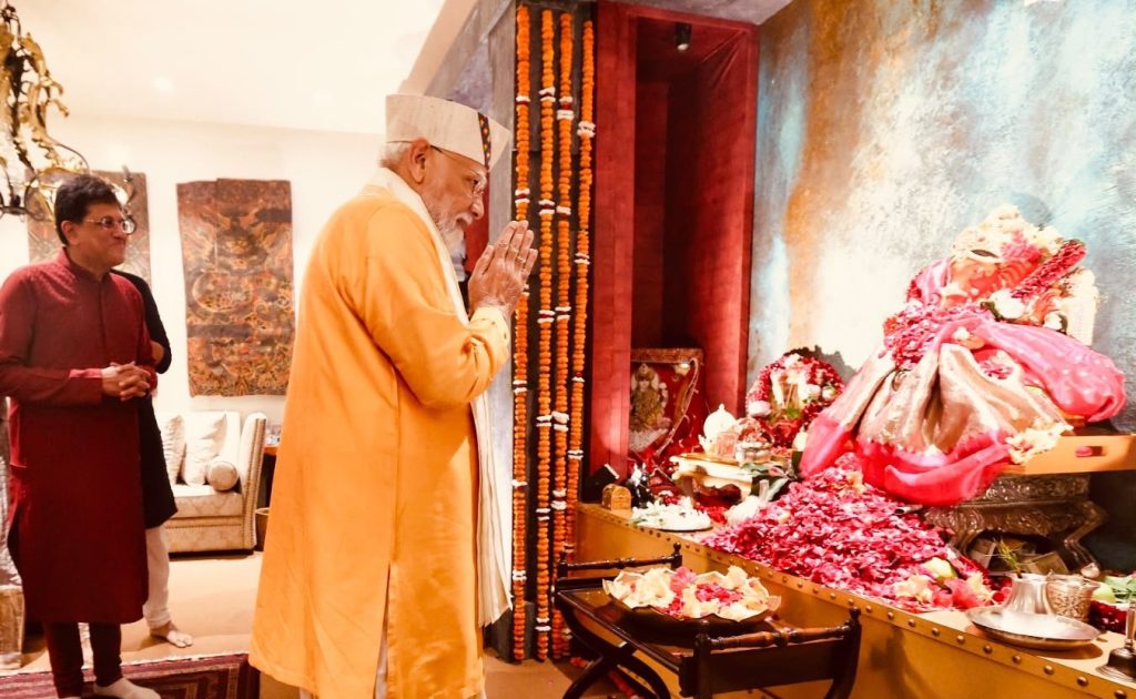Pm Modi Offers Prayers To Bhagwan Shri Ganesh At Piyush Goyals
